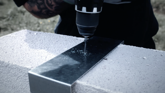 Patte de fixation Acier galva 10/10 ème pour couvertine | Brico-Toiture